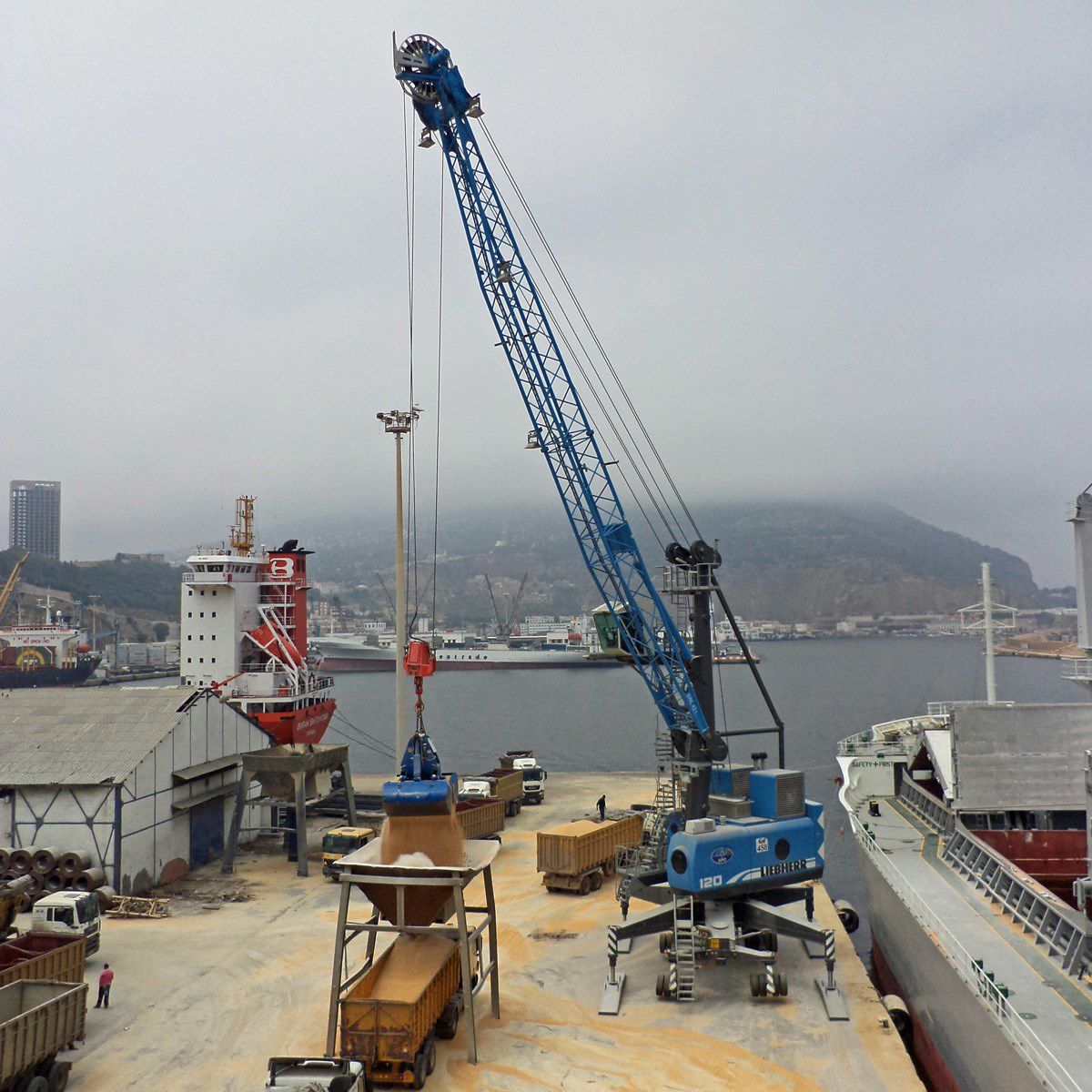 Hafenkran - LHM Series - Liebherr-International Deutschland - mobil ...